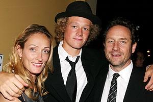 Broadway.com | Photo 21 of 29 | Off-Broadway, Roundabout's Overwhelming ...